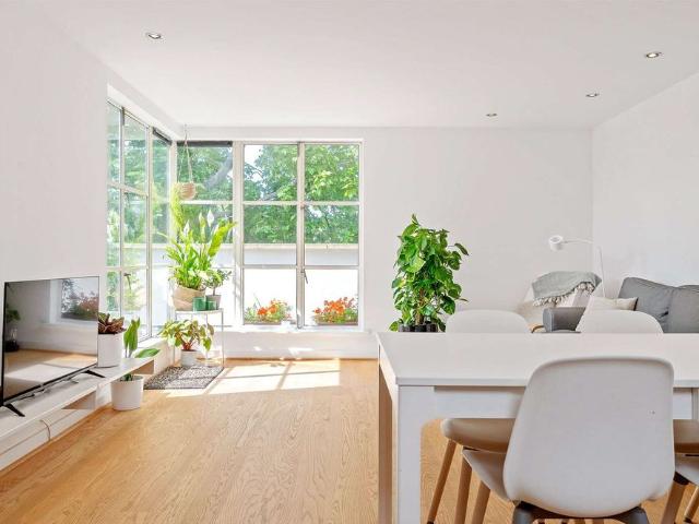 Well presented, south facing, top floor apartment with a terrace