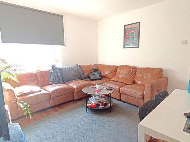 Well refurbished 5 bed flat with Big Living Room