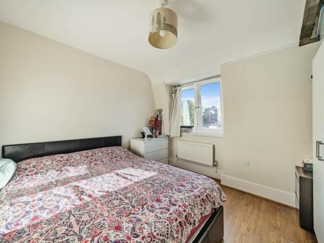 Well refurbished 5 bed flat with Big Living Room
