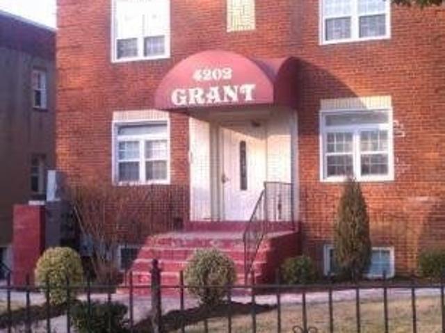 Well Sunlit Condo walking distance to Metro in des
