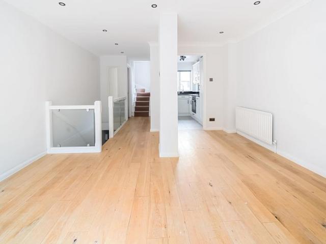 Welland Mews, Wapping, E1W 3 bed terraced house to rent £3,400 pcm £785 pw