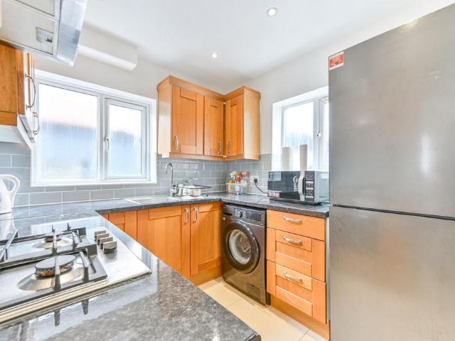 Welland Gardens, UB6, Perivale. 2 bed maisonette to rent £1,795 pcm £414 pw