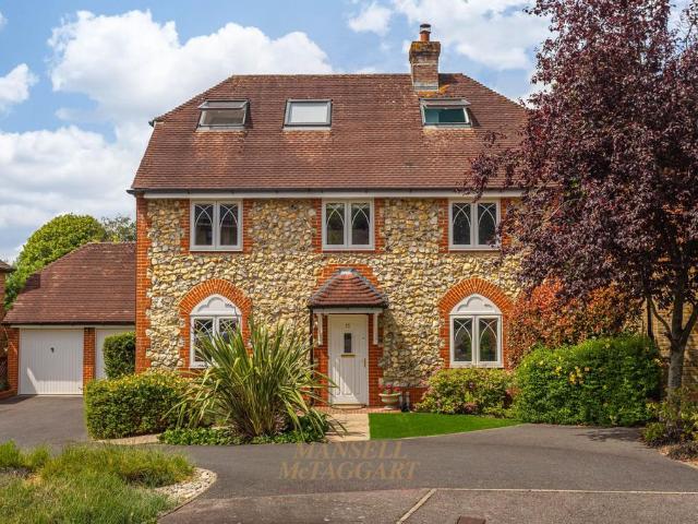 Weller Close, Crawley RH10 6 bed detached house to rent £3,500 pcm £808 pw