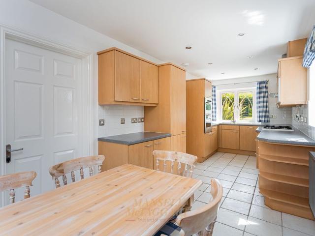 Weller Close, Worth, RH10