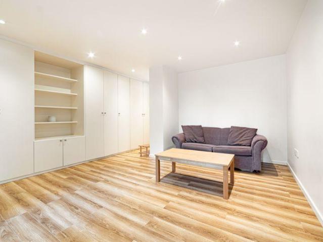 Wellesley Court, HEATING AND. 1 bed apartment to rent £2,450 pcm £565 pw