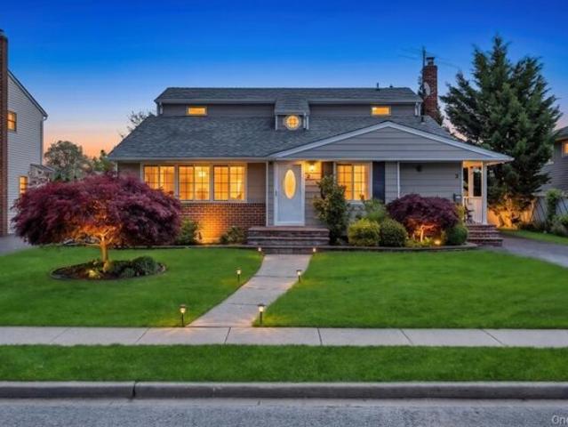 Wellesley Ln, Hicksville, Home For Sale
