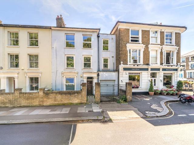 Wellesley Road, Chiswick W4, 2 bed flat to rent, £2,500 pcm | PrimeLocation
