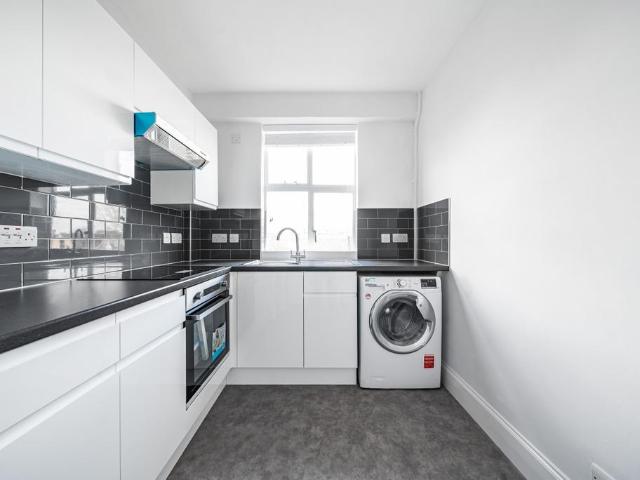 Wellesley Road, Chiswick, London, W4 2 bed flat to rent £2,300 pcm £531 pw