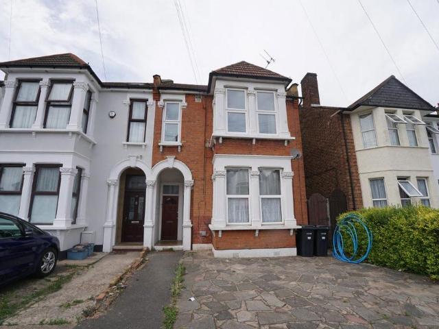 Wellesley Road Ilford 2 bed flat to rent £1,800 pcm £415 pw