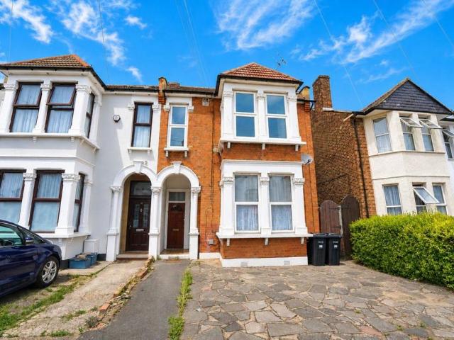 Wellesley Road Ilford 2 bed flat to rent £1,800 pcm £415 pw