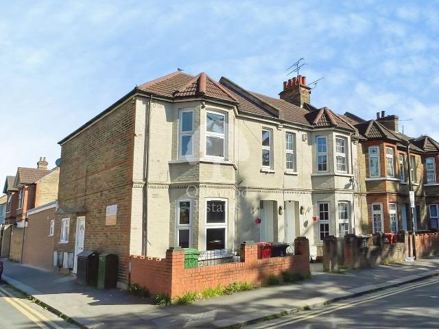 Wellesley Road, Slough SL1, 2 bed maisonette to rent, £1,600 pcm | PrimeLocation