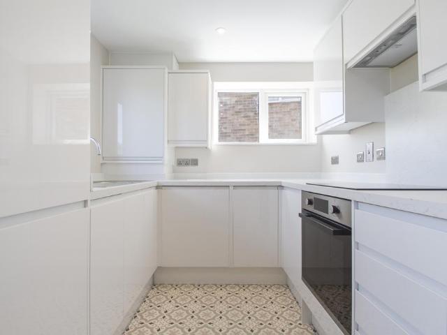 WELLING DA16 3 bed semi detached house to rent £1,950 pcm £450 pw