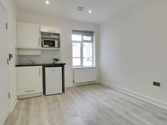 Welling, Kent DA16, Room to rent, £1,050 pcm | PrimeLocation