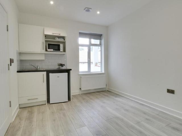 Welling, Kent DA16 Studio to rent £1,050 pcm £242 pw