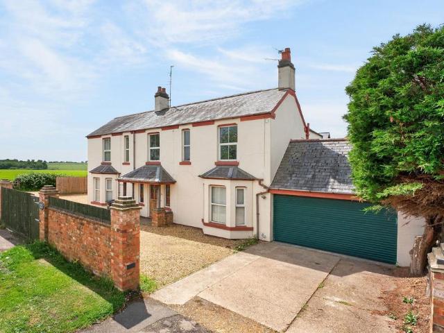 Wellingborough Road, Kettering NN14 6 bed detached house to rent £2,800 pcm £646 pw