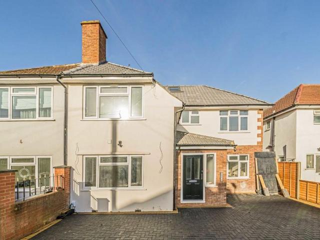 Wellington Avenue, Hounslow TW3 Studio to rent £1,050 pcm £242 pw