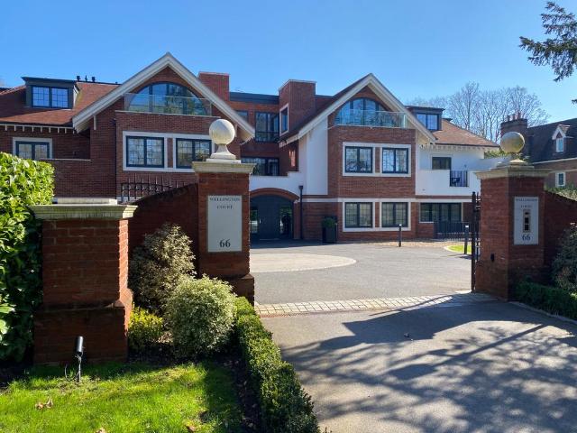Wellington Court, Beaconsfield HP9 3 bed apartment to rent £7,500 pcm £1,731 pw