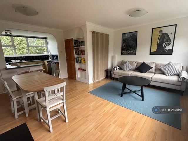 Wellington Court, Hampton, TW12 2 bed maisonette to rent £1,895 pcm £437 pw