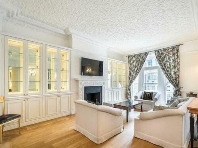 Wellington Court, Knightsbridge, 3 Bedroom Apartment