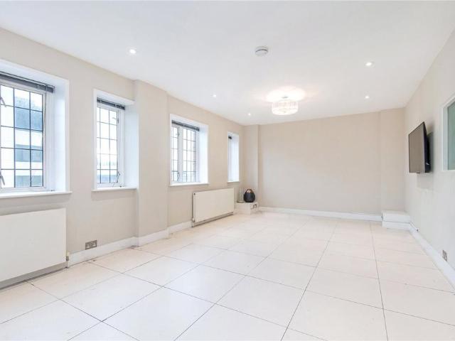Wellington Court, 55 67 Wellington. 3 bed apartment to rent £4,950 pcm £1,142 pw