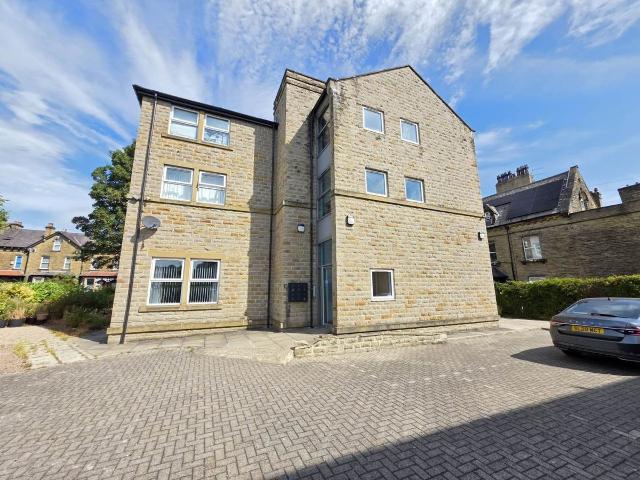 Wellington Crescent, Shipley BD18, 2 bed flat to rent, £895 pcm | PrimeLocation