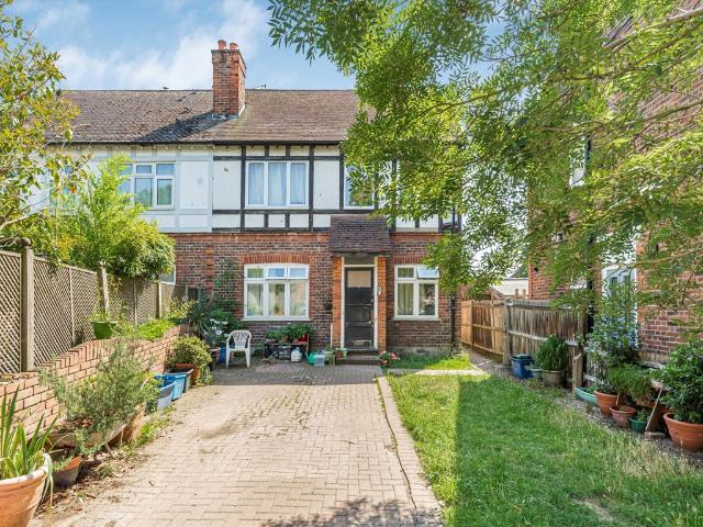 Wellington Gardens, Twickenham TW2, 2 bed flat to rent, £2,000 pcm | PrimeLocation
