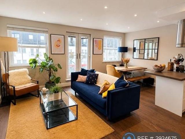 Wellington House, Walton On Thames, KT12 1 bed flat to rent £1,450 pcm £335 pw