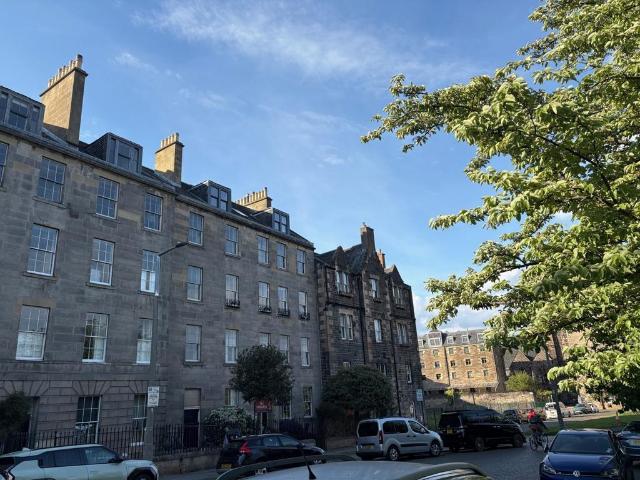 Wellington Place, Edinburgh, EH6 7EQ 4 bed flat to rent £2,800 pcm £646 pw