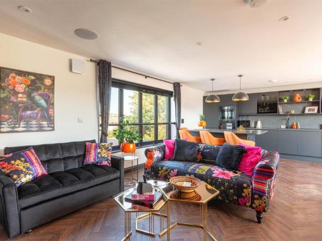 Wellington Road, Brighton BN2 2 bed apartment to rent £2,250 pcm £519 pw