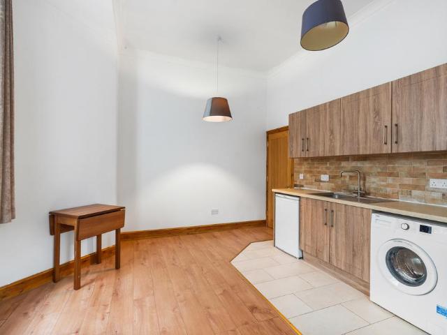 Wellington Road, Brighton BN2 2 bed flat to rent £1,875 pcm £433 pw