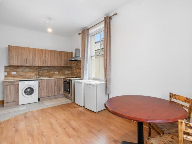 Wellington Road, Brighton BN2 3 bed flat to rent £2,495 pcm £576 pw