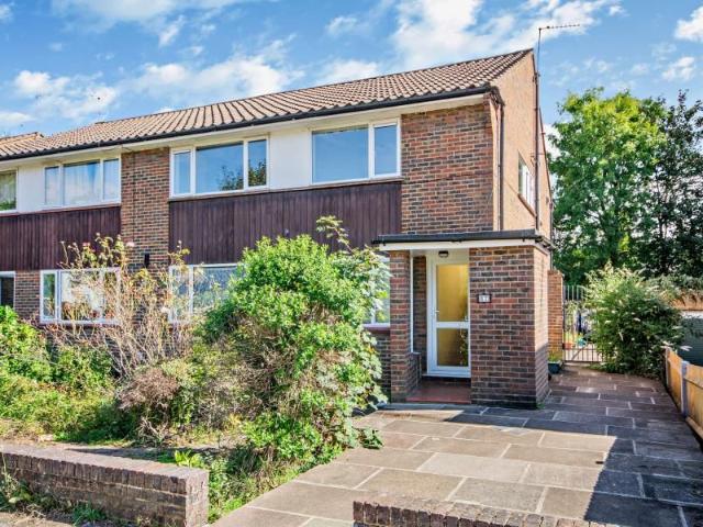 Wellington Road, Hatch End HA5, 2 bed maisonette to rent, £1,850 pcm | PrimeLocation