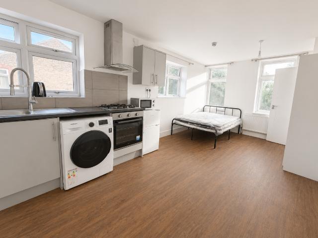 Wellington Road North, Hounslow TW4, Studio to rent, £1,100 pcm | PrimeLocation