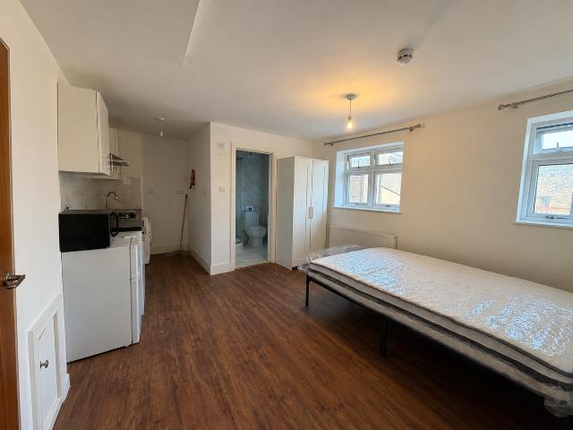 Wellington Road North, Hounslow TW4, Studio to rent, £1,150 pcm | PrimeLocation