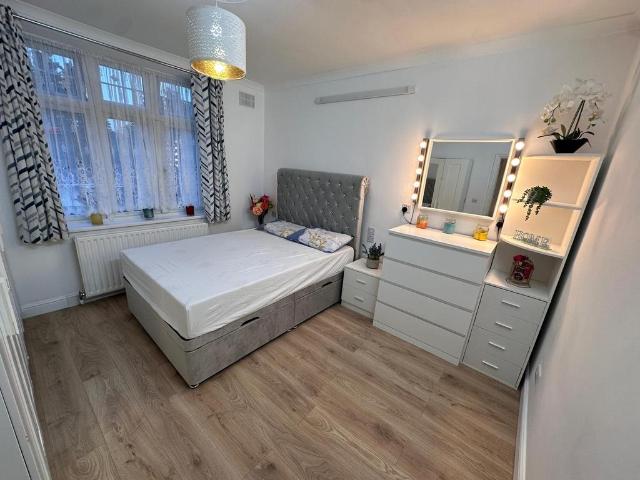 Wellington Road South, Hounslow TW4 2 bed apartment to rent £2,000 pcm £462 pw