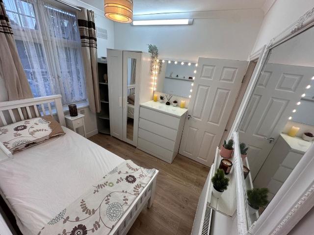 Wellington Road South, Hounslow TW4, 2 bed flat to rent, £2,000 pcm | PrimeLocation