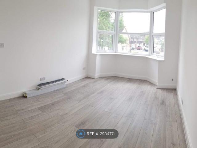 Wellington Road South, Hounslow TW4, 3 bed flat to rent, £2,050 pcm | PrimeLocation