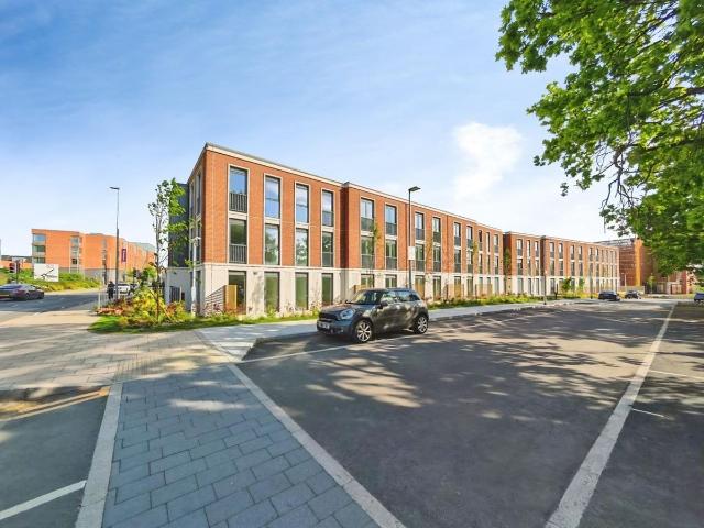 Wellington Road, Wokingham RG40, 2 bed flat to rent, £2,100 pcm | PrimeLocation