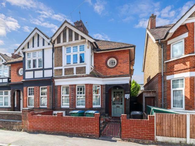 Wellington Road, Watford, WD17 2 bed maisonette to rent £1,750 pcm £404 pw