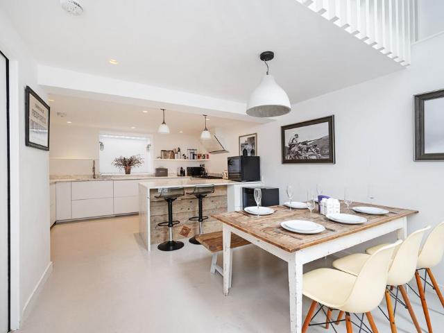 Wellington Row, E2, Shoreditch. 2 bed house to rent £5,000 pcm £1,154 pw
