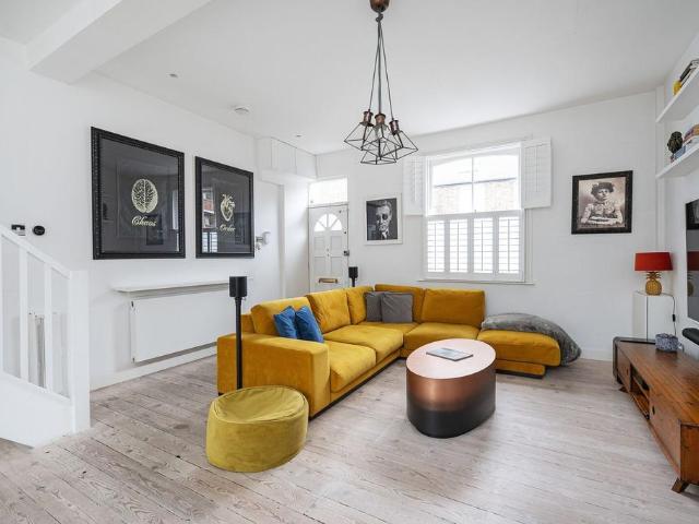 Wellington Row, E2, Shoreditch. 2 bed house to rent £5,000 pcm £1,154 pw