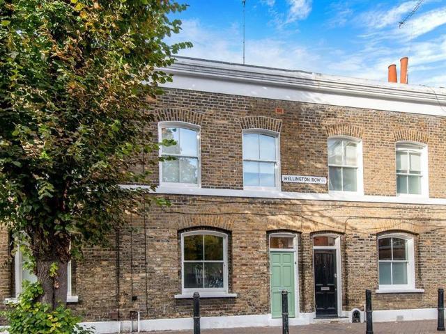 Wellington Row, London E2 2 bed terraced house to rent £4,500 pcm £1,038 pw