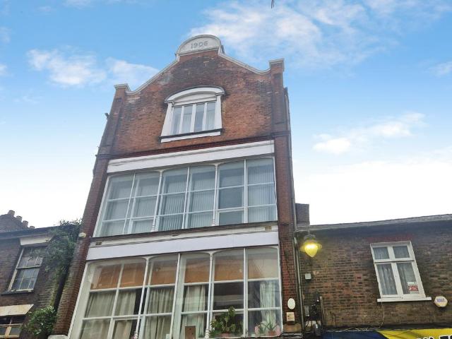 Wellington Street, Town Centre. 1 bed flat to rent £1,140 pcm £263 pw