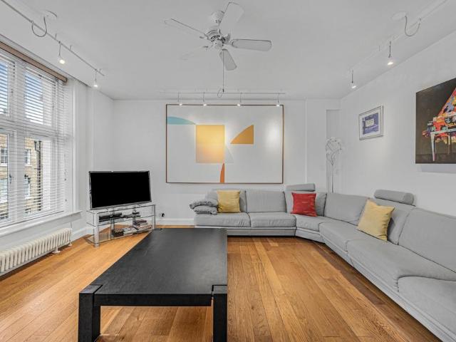 Wellington Street, London 2 bed flat to rent £6,750 pcm £1,558 pw