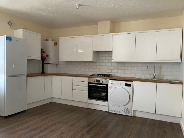 Wellington Street, Luton LU1, 4 bed flat to rent, £1,700 pcm | PrimeLocation