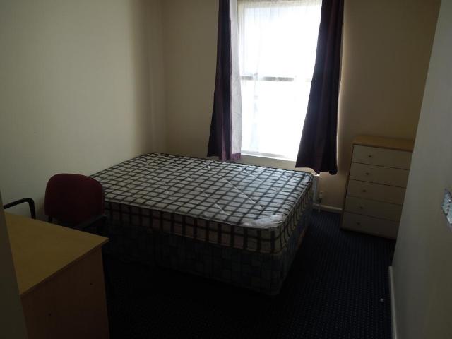 Wellington Street, Luton LU1 4 bed flat to rent £1,800 pcm £415 pw