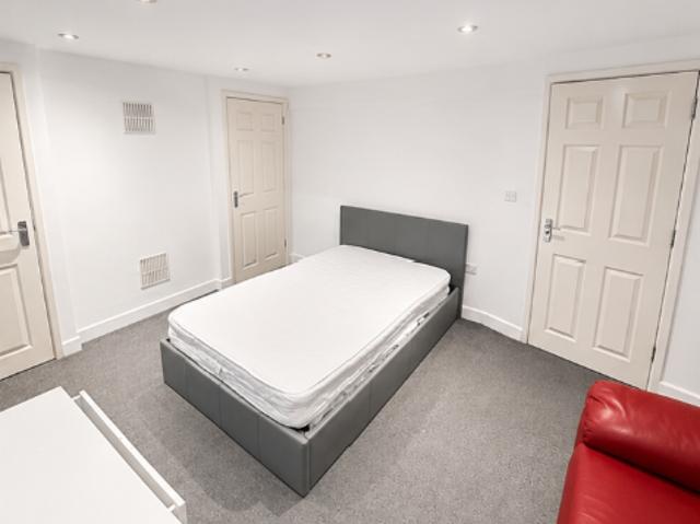 Wellington Street, Rm 6, Luton, Bedfordshire LU1, Studio to rent, £500 pcm | PrimeLocation