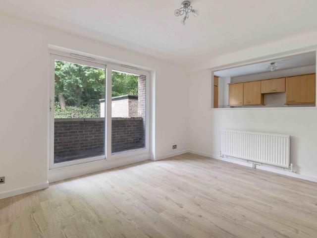 Wells Park Court 2 bed ground floor flat to rent £1,900 pcm £438 pw