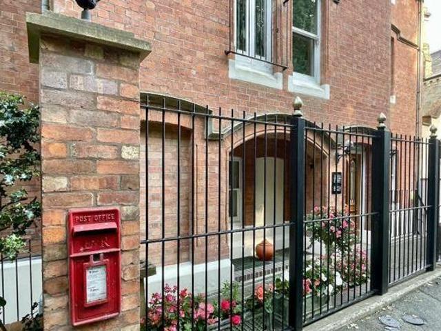 Wells Road, Malvern, 3 Bedroom Flat