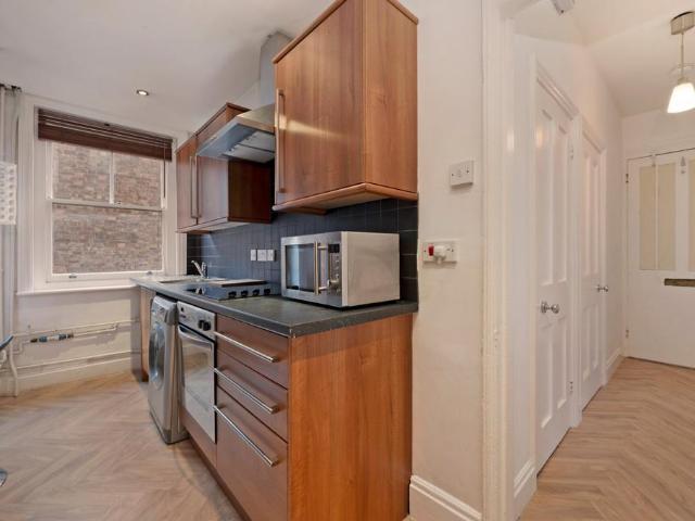 Wells Street, London W1T 2 bed apartment to rent £3,000 pcm £692 pw